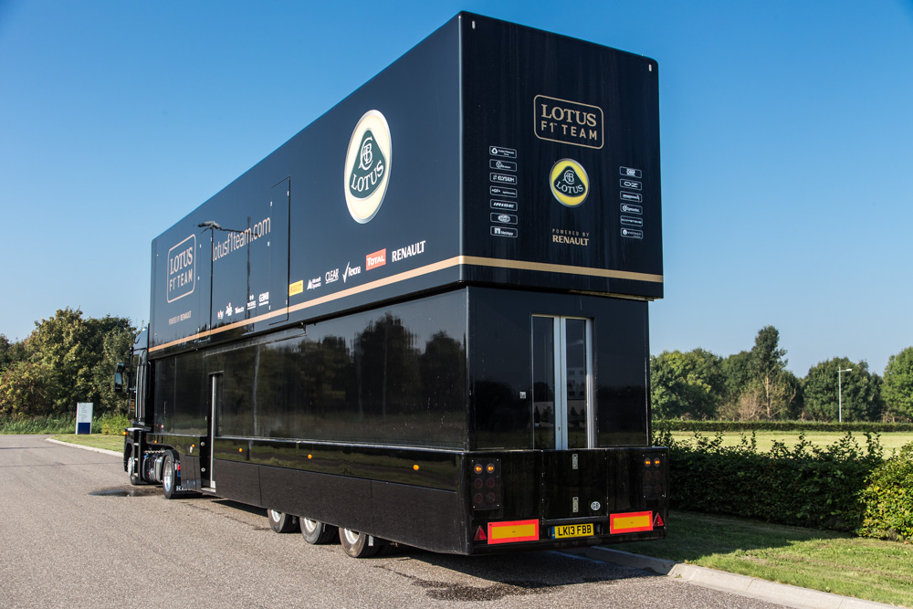 Lotus Formula 1 TEAM pump-up racetrailer - market.racetrailer.com