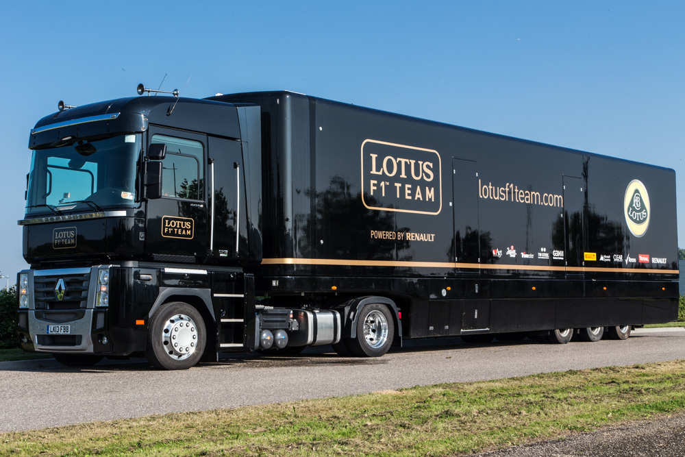 Lotus Formula 1 TEAM pump-up racetrailer - market.racetrailer.com