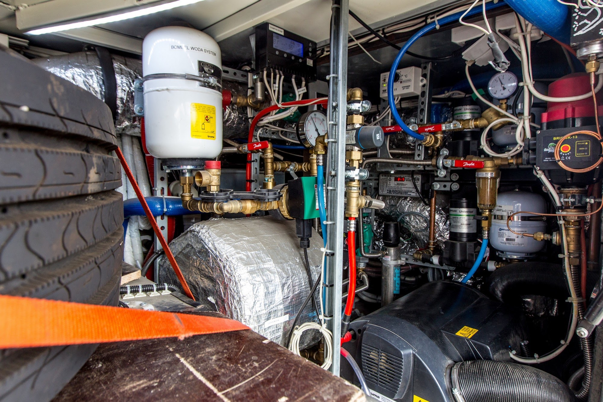 Must SEE racing team BUS - market.racetrailer.com