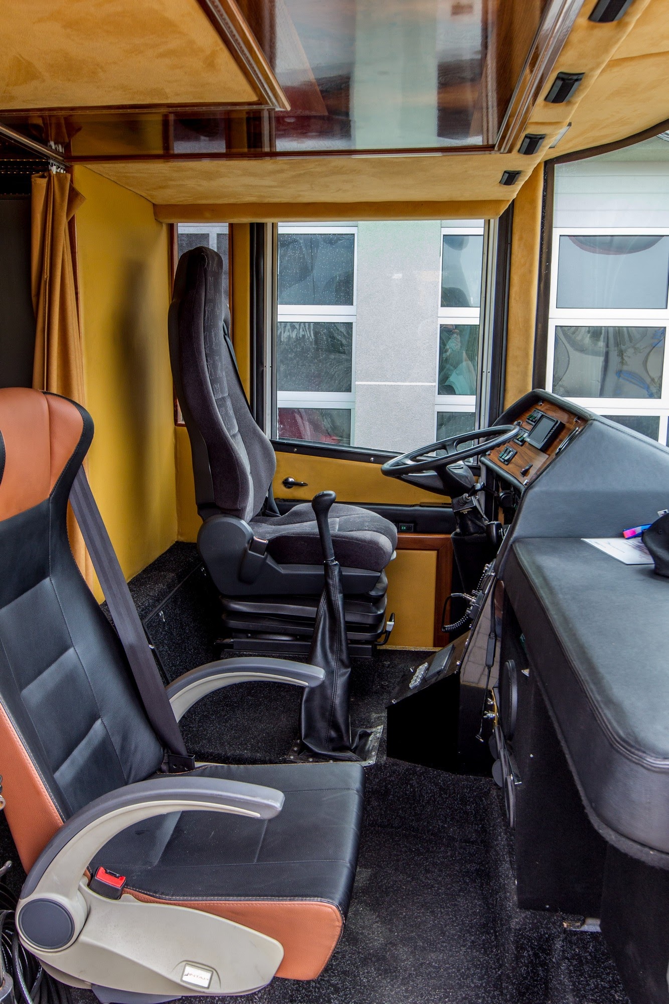 Must SEE racing team BUS - market.racetrailer.com