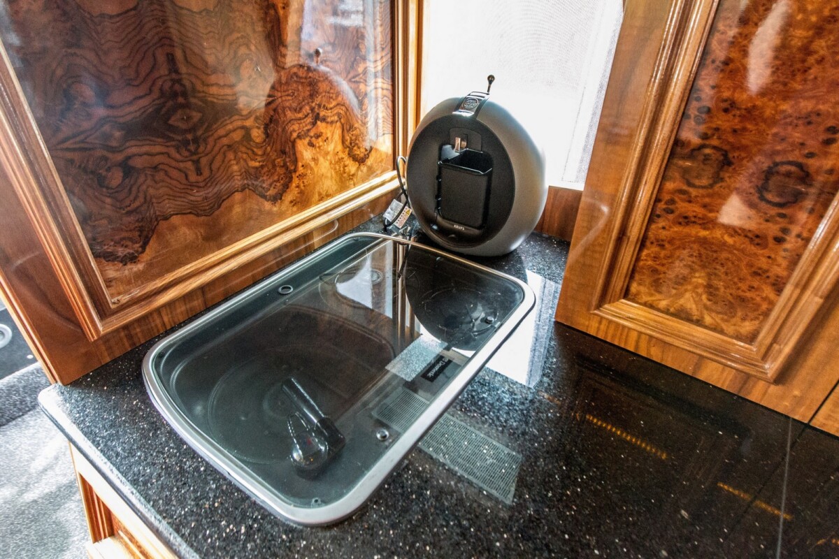 Must SEE racing team BUS - market.racetrailer.com