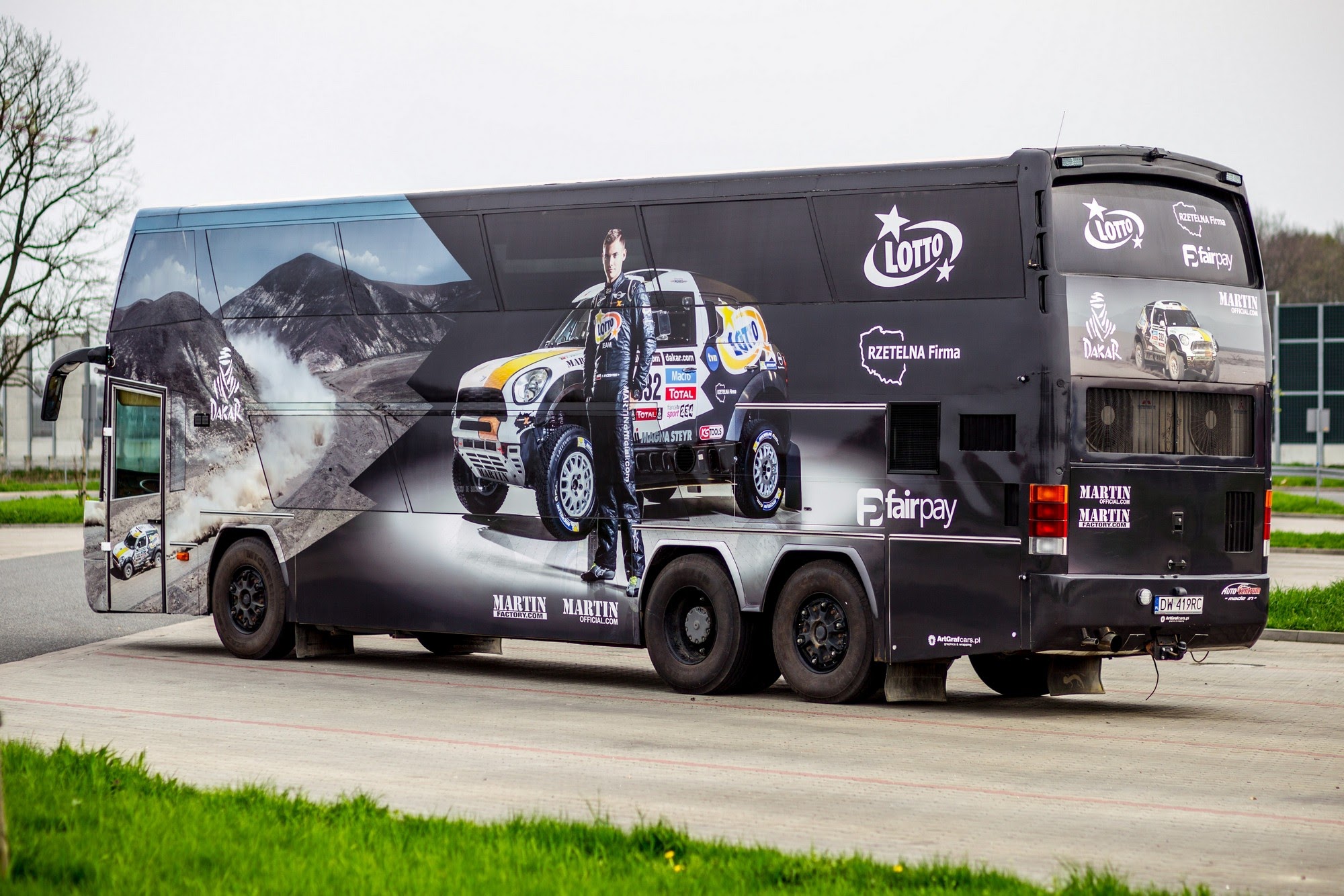 Must SEE racing team BUS - market.racetrailer.com