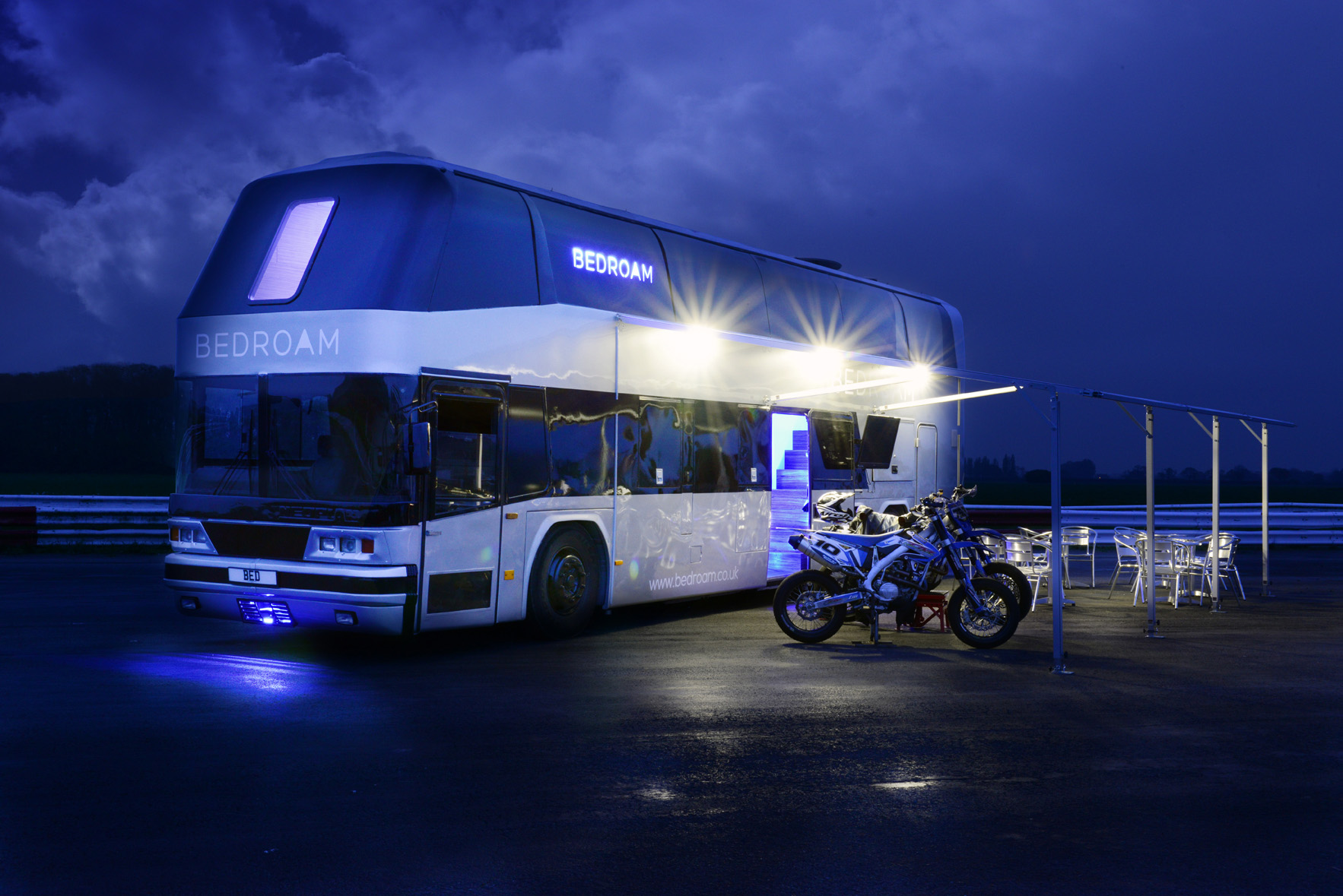 Neoplan Skyliner (Hospitality) - market.racetrailer.com