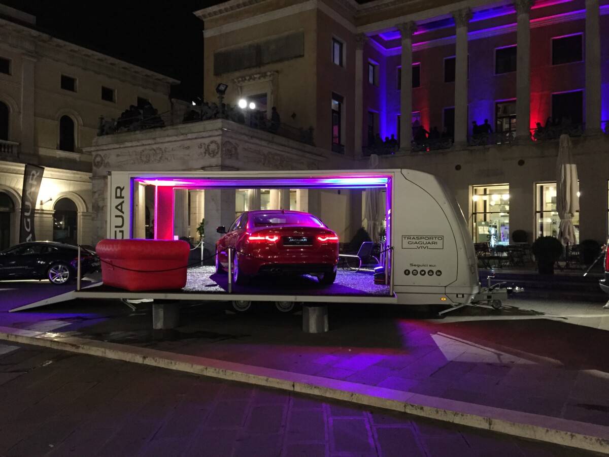 NEW: Mobile car showroom / 2 hydraulic ramps / solar panel - market ...