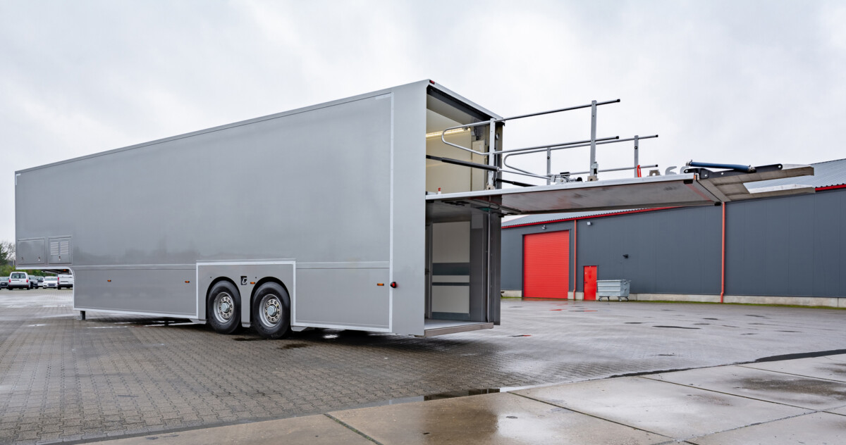 Speed-Line double deck multi space race trailer - market.racetrailer.com