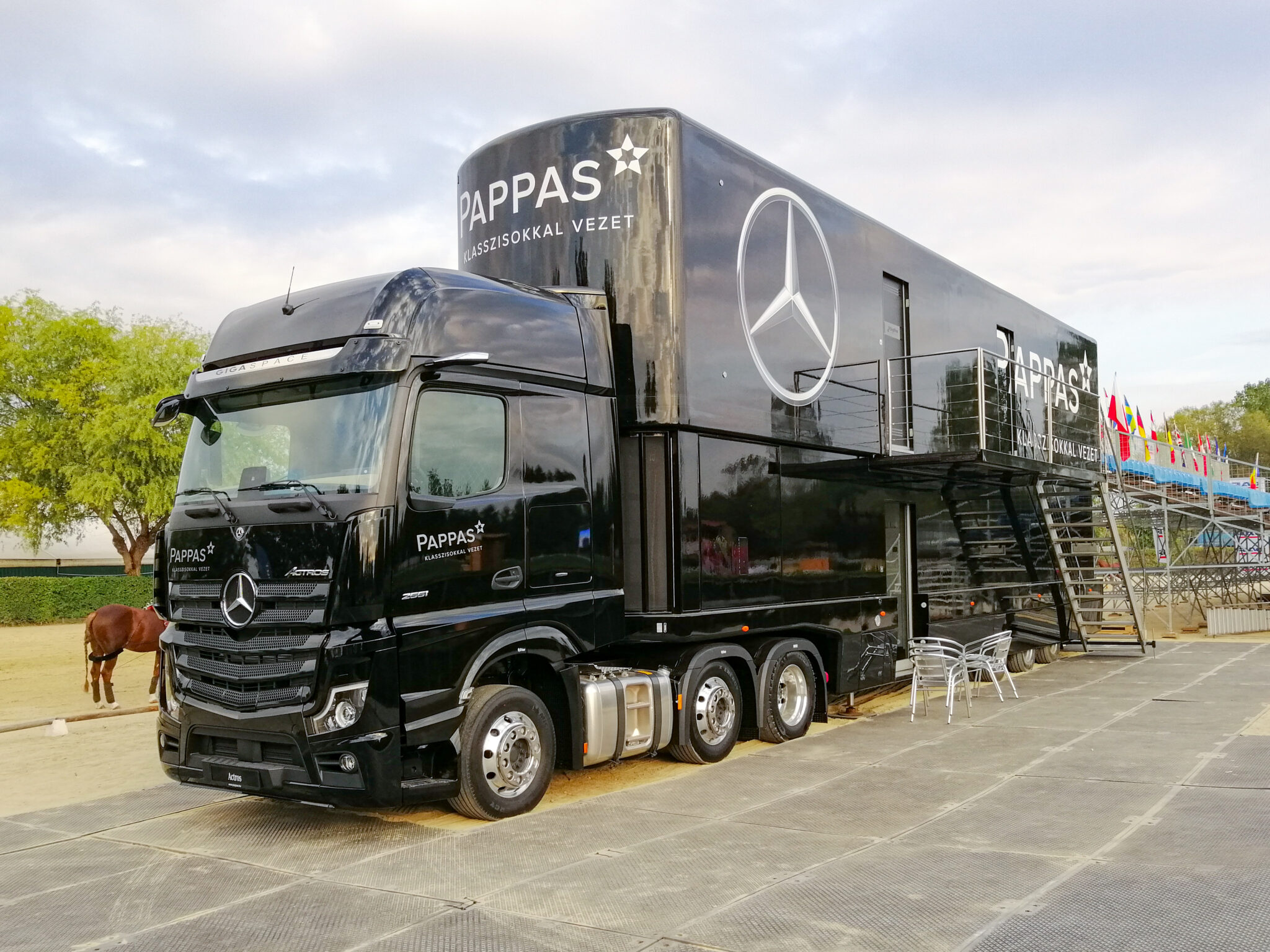 Mercedes-Benz Actros 6x2 + F1 pump-up racetrailer VIP - market ...